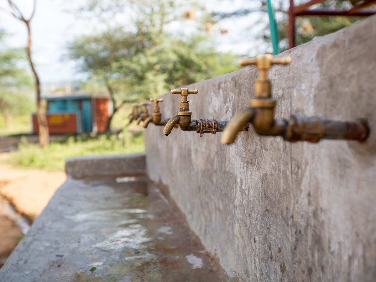 Access to a community water system for a family in Kenya – CWS Best Gift